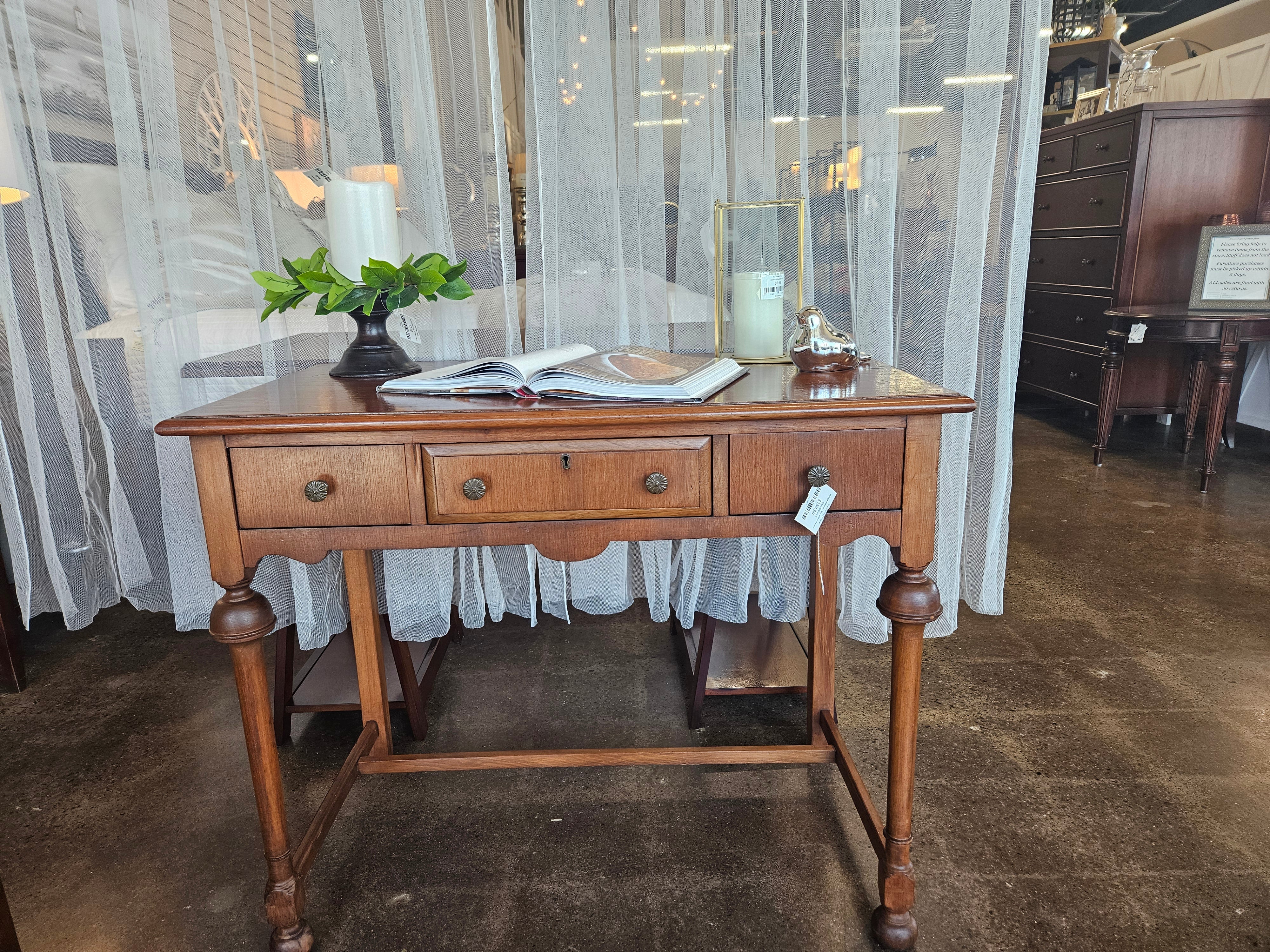 Vintage Wooden Desk with 3 drawers – The Perfect Piece